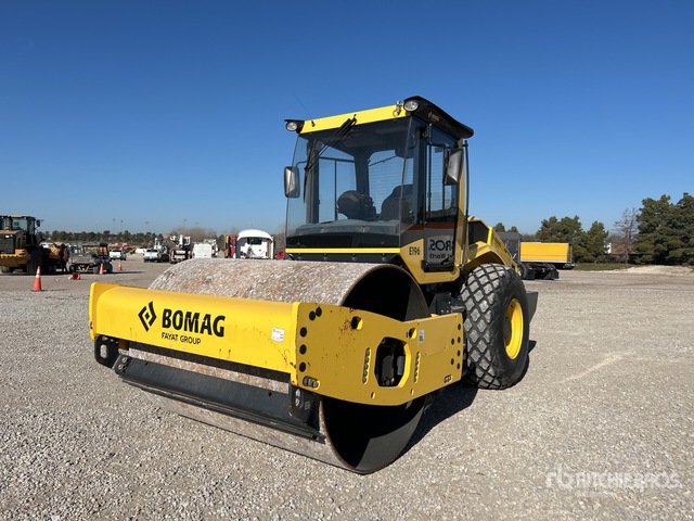 2020 Bomag BW211D-5 Smooth Drum Compactor | Ritchie Bros. Auctioneers