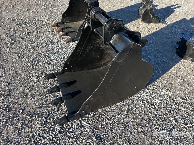 Cat 22 in Digging Excavator Bucket | Ritchie Bros. Auctioneers