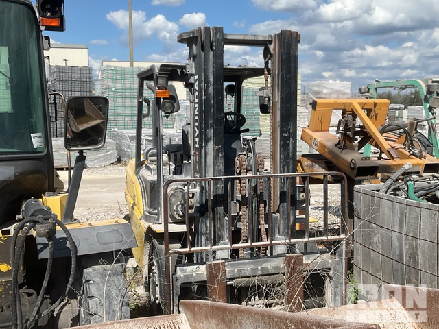 Hyundai 35D-9 6945 lb Pneumatic Tire Forklift in Haines City, Florida ...