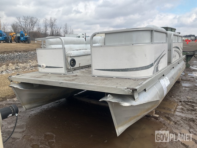 Surplus Manitou Aurora Pontoon Boat in South Vienna, Ohio, United ...