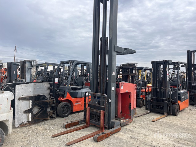 2001 Raymond EASI R45TT-MA 4500 lb Order Picker | Ritchie Bros. Auctioneers