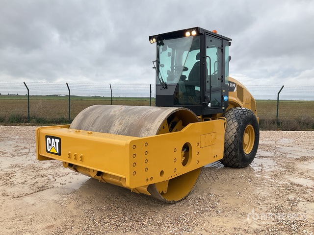 2017 Cat CS74B Smooth Drum Compactor | Ritchie Bros. Auctioneers