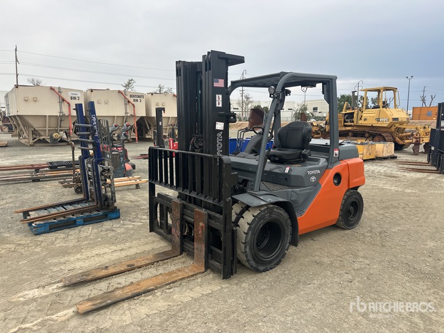 2014 Toyota 8FD50U 9800 lb Pneumatic Tire Forklift | Ritchie Bros ...