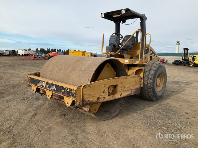 2006 Cat CS-533E Smooth Drum Compactor | Ritchie Bros. Auctioneers