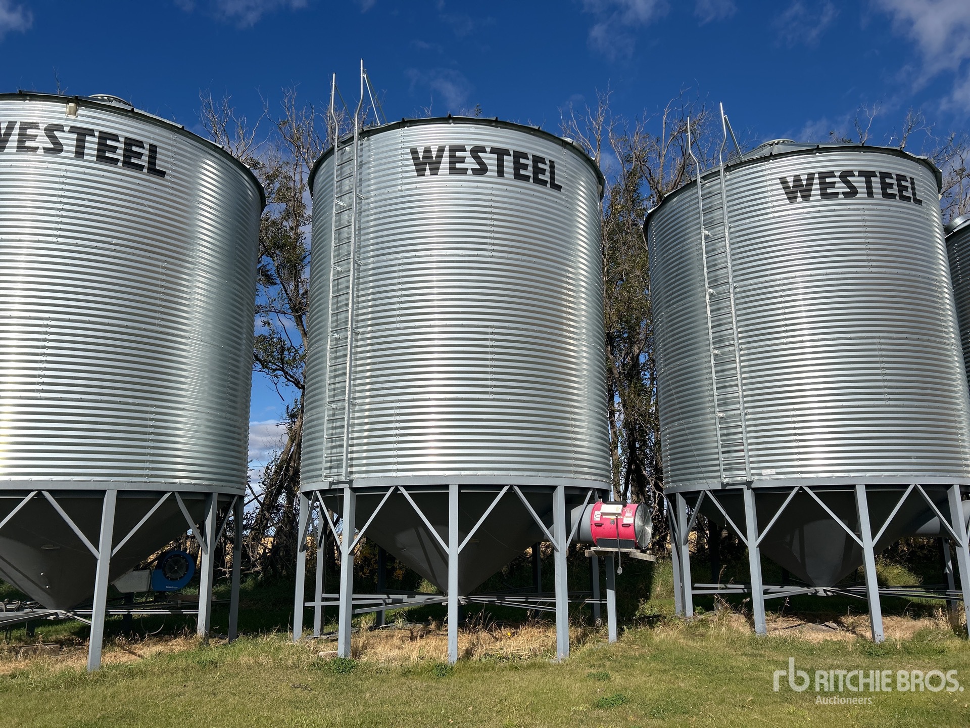 Westeel 1805 +/- 4900 bu 5 Ring Hopper Grain Bin | Ritchie Bros ...