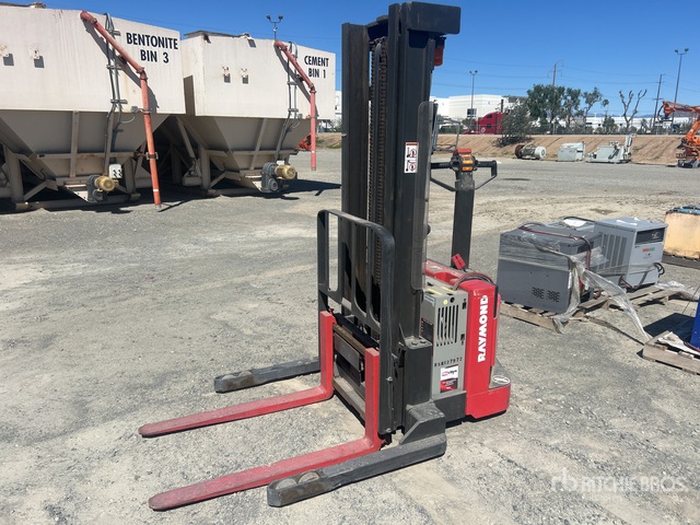 2018 Raymond RSS40 3750 lb Electric Stacker | Ritchie Bros. Auctioneers