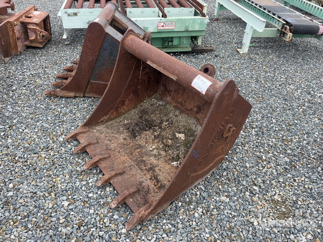 35.5 in Digging Backhoe Rear Bucket | Ritchie Bros. Auctioneers
