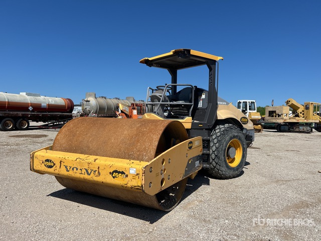 2015 Volvo SD115 Smooth Drum Compactor | Ritchie Bros. Auctioneers