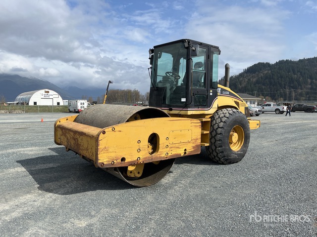 2003 Cat CS-573E Smooth Drum Compactor | Ritchie Bros. Auctioneers