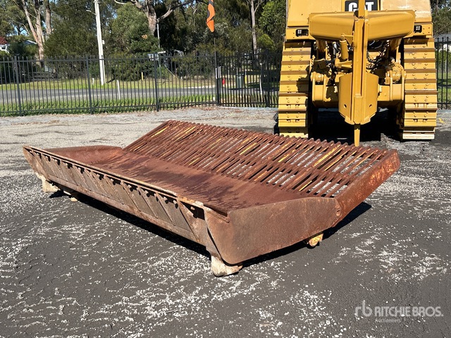 4000 mm Straight Dozer Blade - Fits Cat D7 | Ritchie Bros. Auctioneers