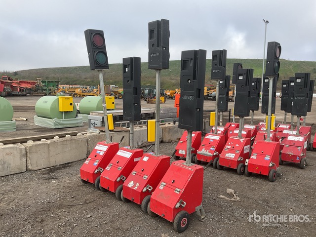 Quantity of (4) Pike Signals Traffic Light | Ritchie Bros. Auctioneers