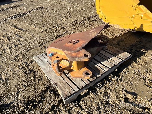 Hensley 15 in Frost Excavator Bucket | Ritchie Bros. Auctioneers