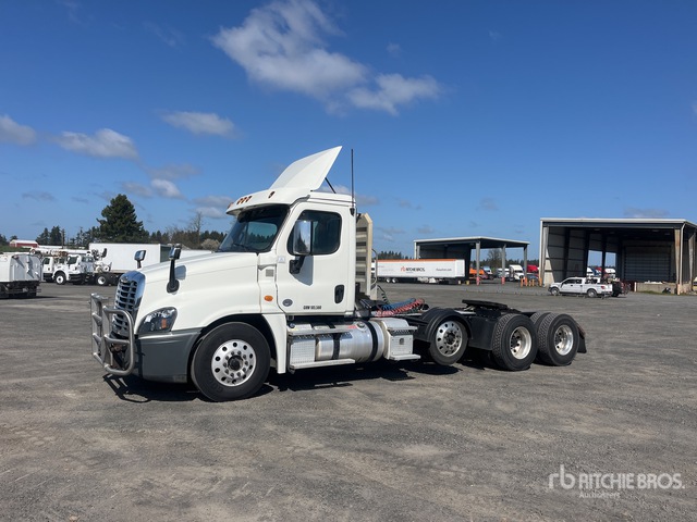 2019 Freightliner Cascadia 125 8x4 Tri/A Day Cab Truck Tractor ...