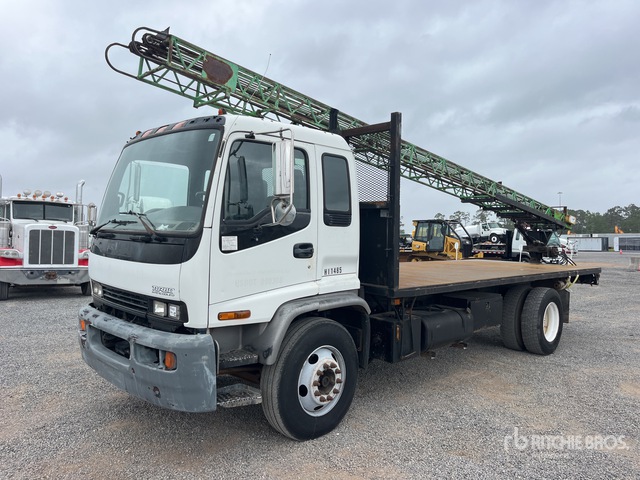 1999 Isuzu FTR 4x2 COE Camion plataforma con transportador | Ritchie Bros. Auctioneers