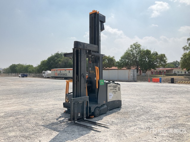 2020 Crown TSP6500-33 3300 lb Turret Man Up / Montacargas Trilateral ...