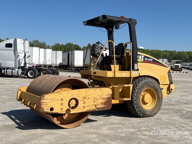2004 Cat CS-433E Smooth Drum Compactor | Ritchie Bros. Auctioneers