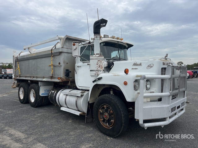 1989 Mack R688RST Value-Liner 14256 L 6x4 Water Truck | Ritchie Bros ...