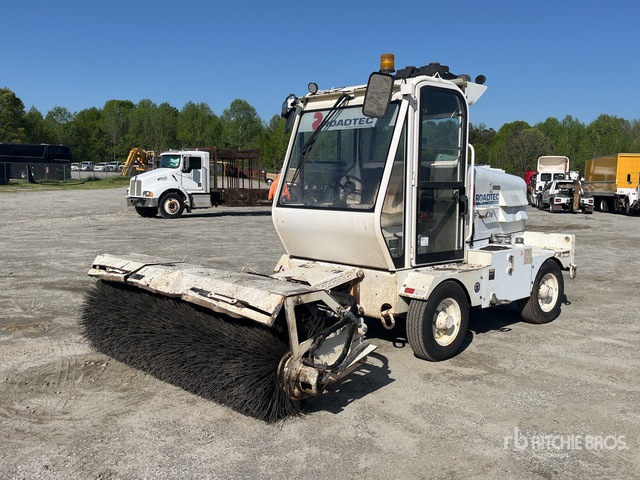 2017 Roadtec FB-100E Self-Propelled Broom | Ritchie Bros. Auctioneers