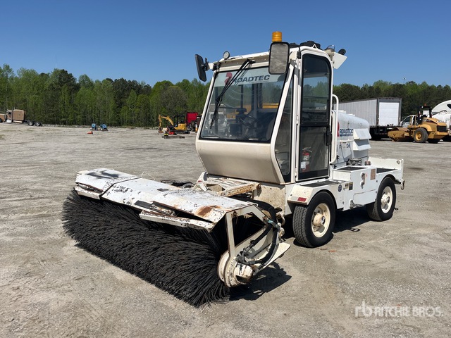 2017 Roadtec FB-100E Self-Propelled Broom | Ritchie Bros. Auctioneers