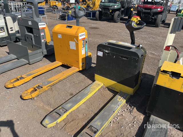 2015 Hyster W40Z 4000 lb Electric Pallet Jack | Ritchie Bros. Auctioneers