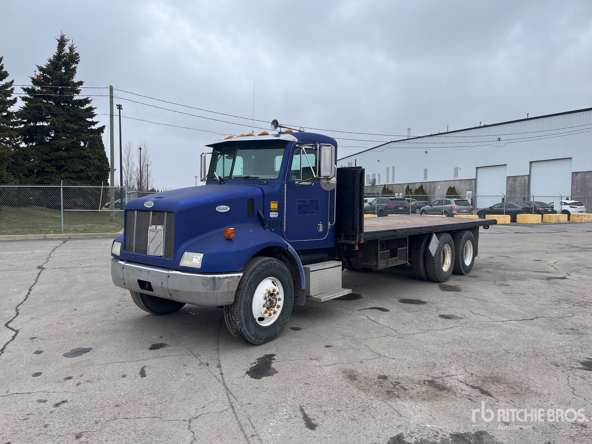 1997 Peterbilt 330 6x4 Camión Caja Abierta | Ritchie Bros. Auctioneers
