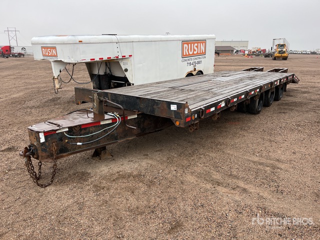2004 Towmaster 31 ft Tri/A Equipment Trailer | Ritchie Bros. Auctioneers