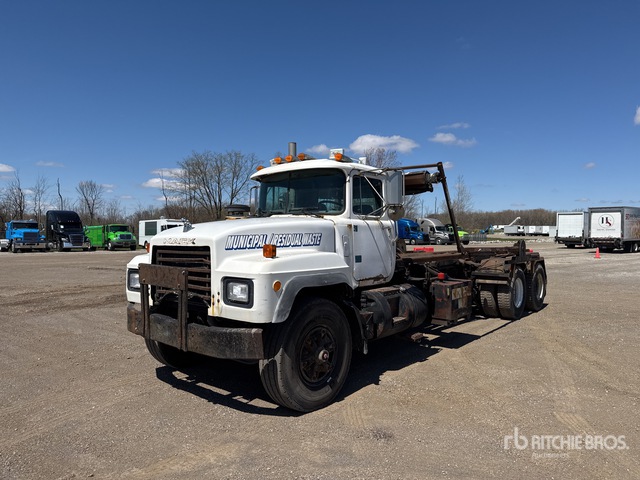 2000 Mack RD688S 6x4 Roll-Off Truck | Ritchie Bros. Auctioneers