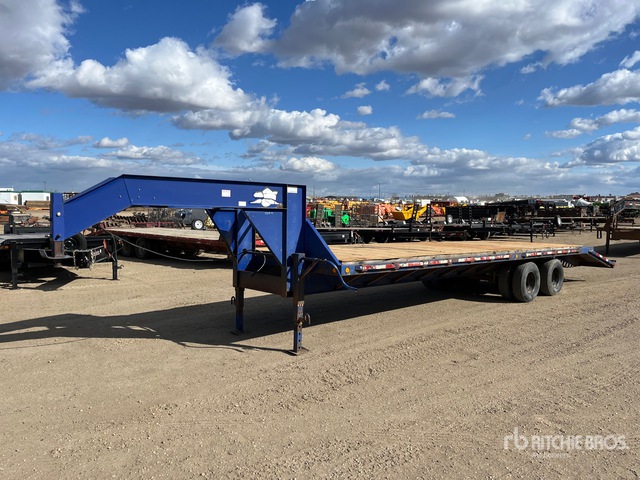 2003 SWS 30 ft T/A Gooseneck Equipment Trailer | Ritchie Bros. Auctioneers