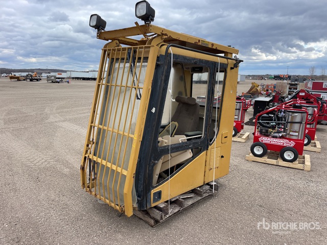 Excavator Cab with Cab Screens | Ritchie Bros. Auctioneers