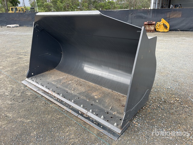 CNH 2900 mm General Purpose Wheel Loader Bucket | Ritchie Bros. Auctioneers