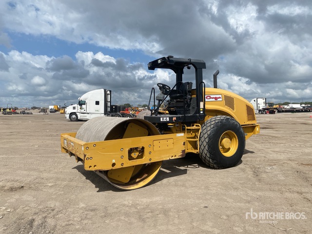 2018 Cat CS54B Smooth Drum Compactor | Ritchie Bros. Auctioneers