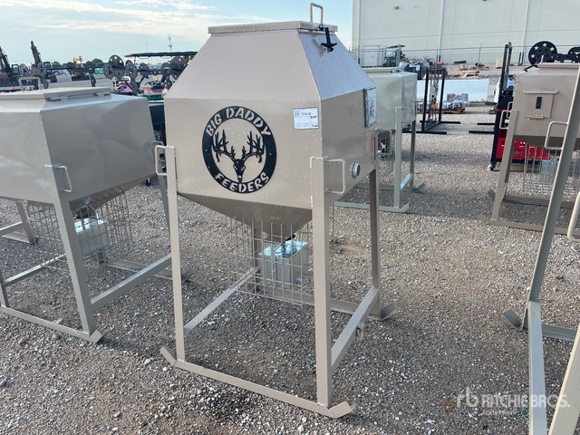 Big Daddy Electric 700 Lb Deer Feeder (Unused) | Ritchie Bros. Auctioneers