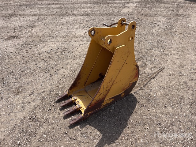 18 in Digging Backhoe Rear Bucket - Fits Case 580/680 | Ritchie Bros ...