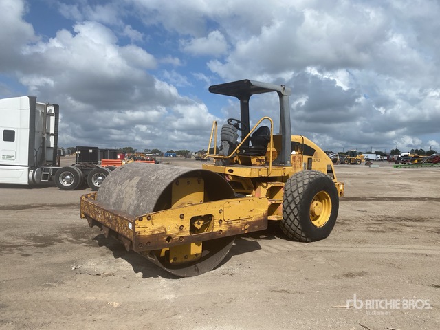 2004 Cat CS-533E Smooth Drum Compactor | Ritchie Bros. Auctioneers