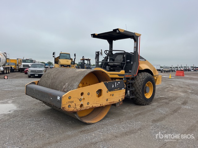 2019 Volvo SD115B Smooth Drum Compactor | Ritchie Bros. Auctioneers