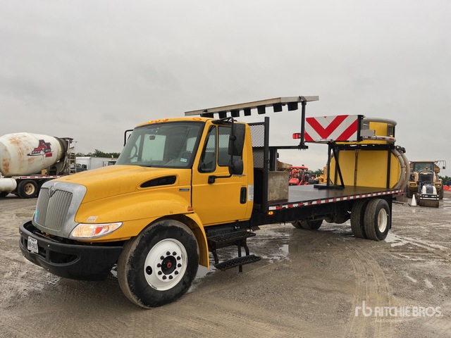 2009 International 4300 SBA 4x2 Attenuator Truck | Ritchie Bros ...