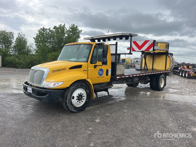 2009 International 4300 SBA 4x2 Attenuator Truck | Ritchie Bros ...