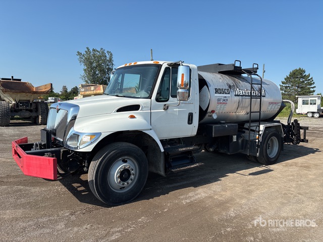 Rosco Maximizer II 1500 gal on 2005 International 7300 SFA 4x2 Asphalt ...