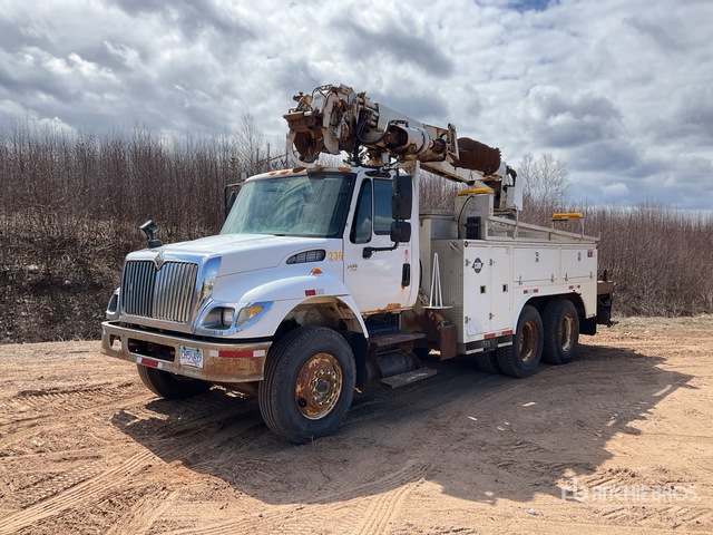 2004 Altec DM47 on 2005 International 7400 6x4 Digger Derrick Truck | Ritchie Bros. Auctioneers