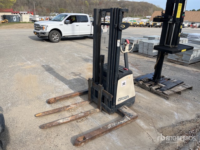 Crown SX3000-30 3000 lb Electric Stacker | Ritchie Bros. Auctioneers