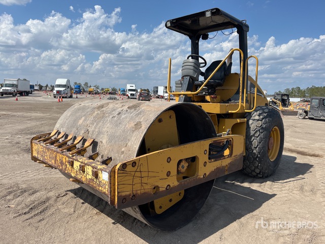 2005 Cat CS-533E Smooth Drum Compactor | Ritchie Bros. Auctioneers