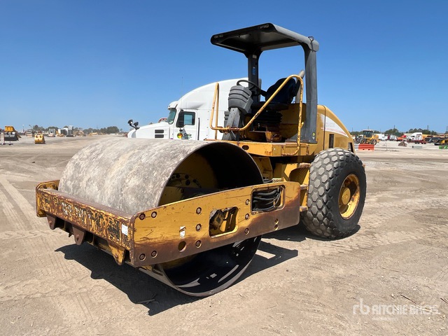 2005 Cat CS-533E Smooth Drum Compactor | Ritchie Bros. Auctioneers