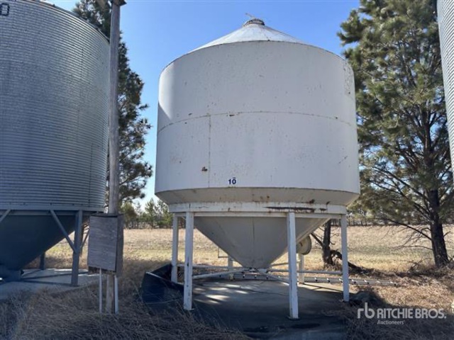 Trail-Rite FB50 +/- 1200 bu Smooth Wall Hopper Grain Bin | Ritchie Bros ...