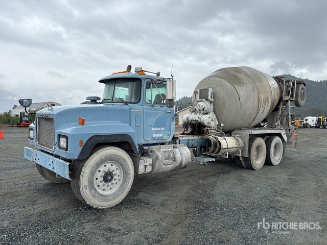 2001 Mack RD690S 8x4 Mixer Truck (Inoperable) | Ritchie Bros. Auctioneers
