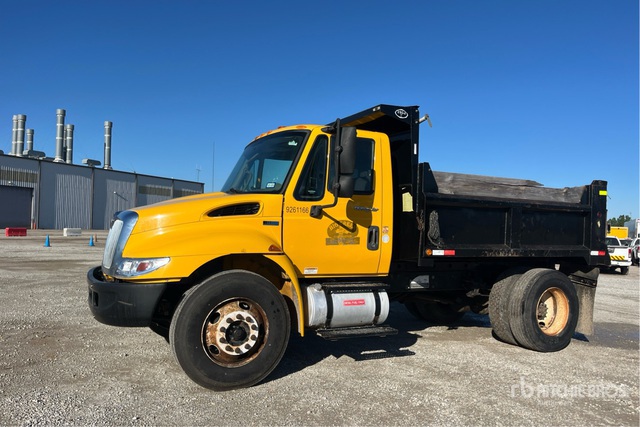 2013 International 4300 4x2 Camion à benne essieu simple | Ritchie Bros ...