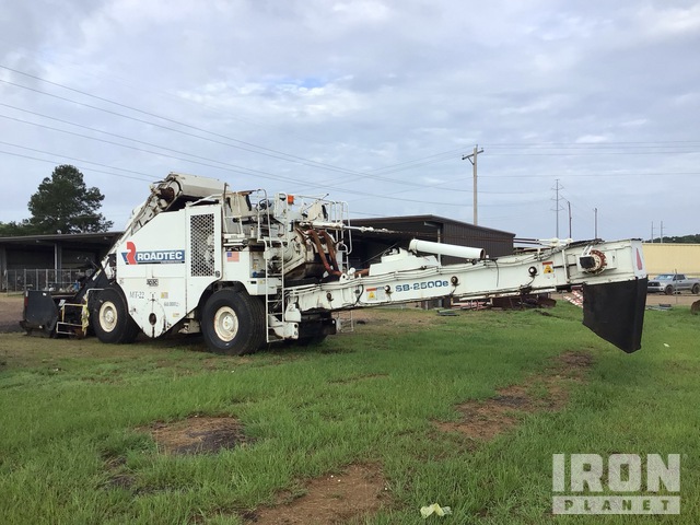 2017 Roadtec SB-2500e Wheel Asphalt Transfer Machine in Greenville ...