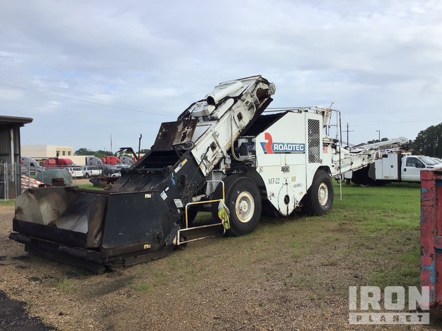 2017 Roadtec SB-2500e Wheel Asphalt Transfer Machine in Greenville ...