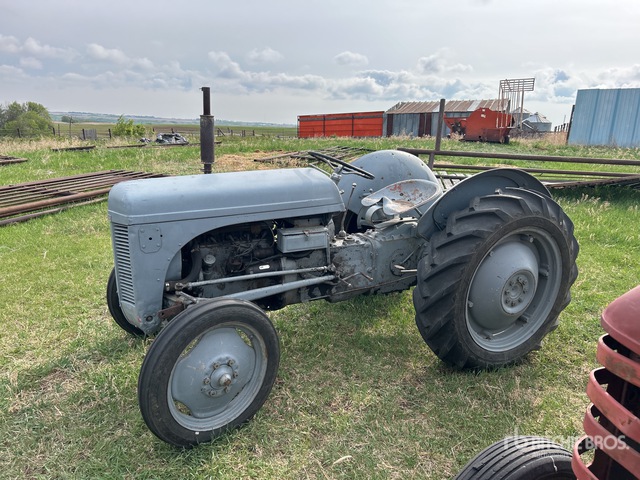 Ferguson 2WD Wide Front Antique Tractor | Ritchie Bros. Auctioneers