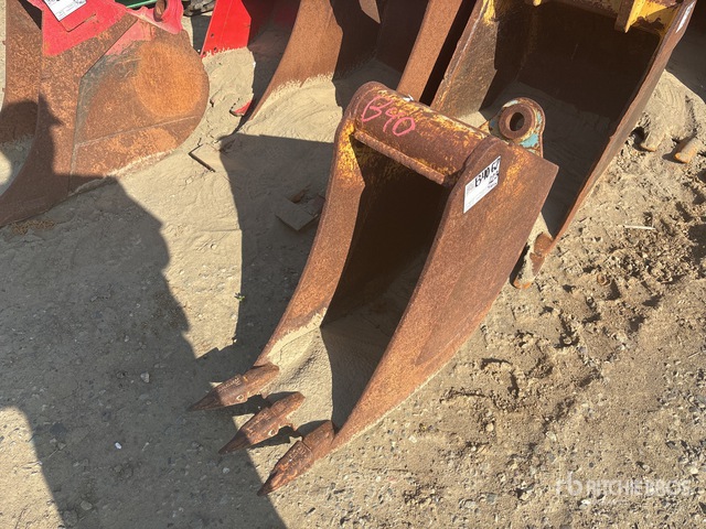 Cat 12 in Digging Excavator Bucket | Ritchie Bros. Auctioneers