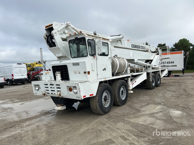 1987 Calavar Condor 125S 120 ft on 1987 FWD 86-18CC 8x6 Twin-Steer ...